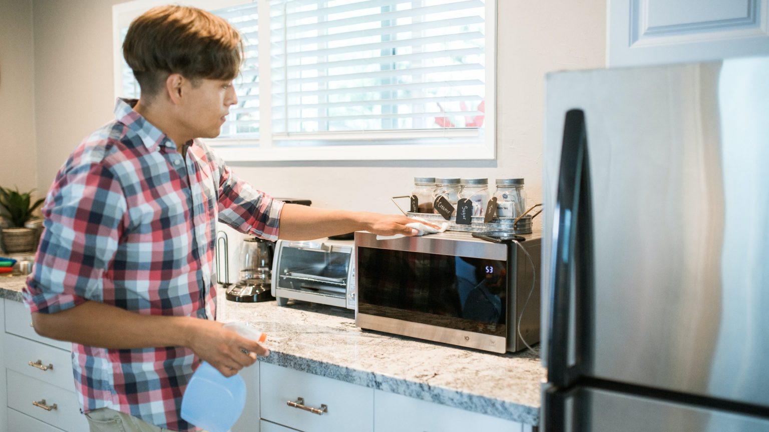Tres métodos naturales para limpiar el microondas - Revista Sudoku